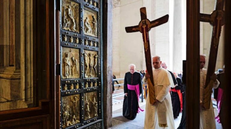 Pope Leo XIV Closes Holy Door on Epiphany, Concluding Jubilee Year of ...